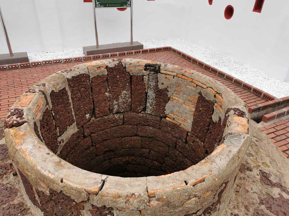 Poh San Teng Temple > Hang Li Po Well > Melaka Warrior Monument