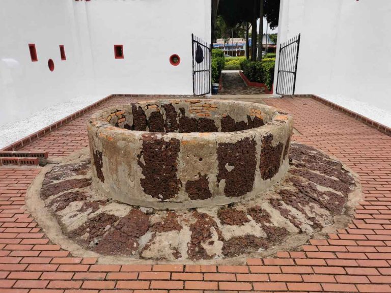 Poh San Teng Temple > Hang Li Po Well > Melaka Warrior Monument