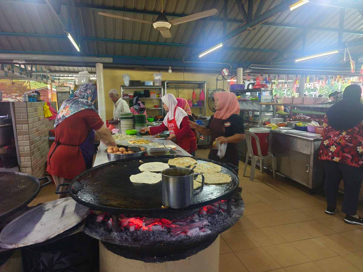 Roti Canai Kayu Arang - Kampung Bakar Batu, Bachang, Melaka.